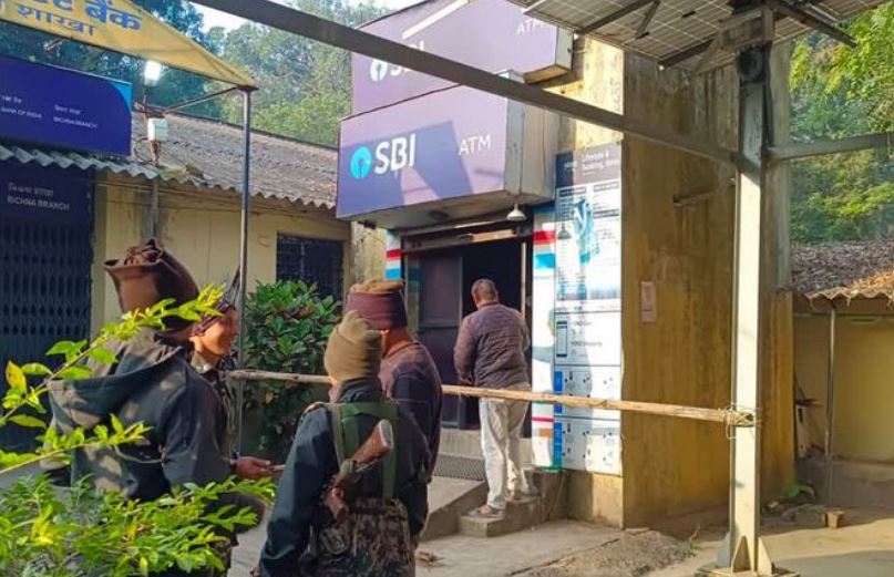 Jharkhand Crime : खूंटी में गैस कटर से काट रहे थे एटीएम, आग लगने से 12 ...